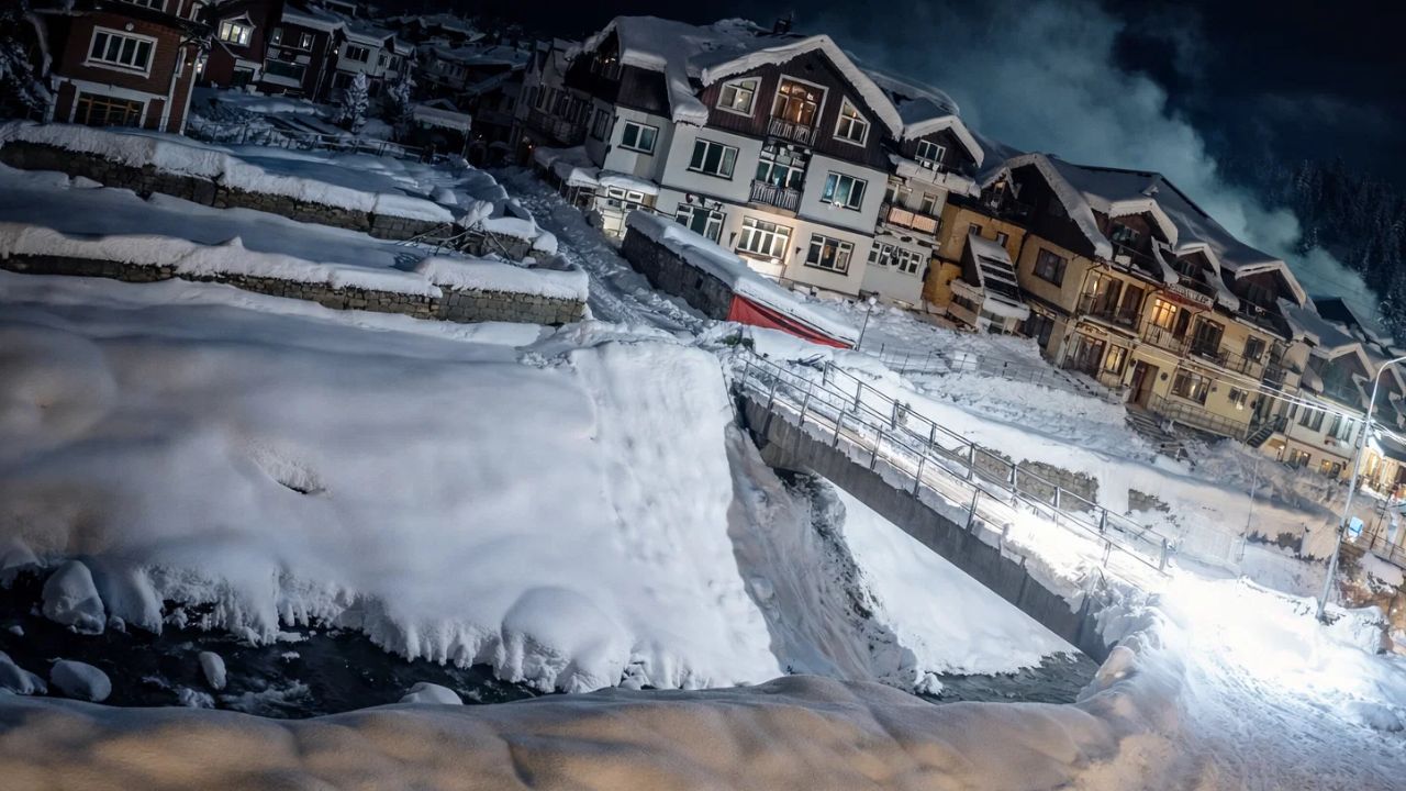 बर्फ का तूफान, मकान, दुकान, सड़कें सब जद में, सोनमर्ग का यह वीडियो देखा ...